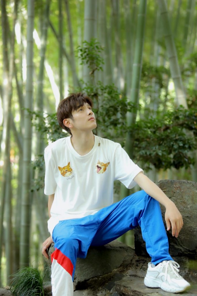 หวัง รุ่นเจ๋อ (Wang Runze) พระรองหล่อ อบอุ่น จากซีรีส์ สิ่งเล็ก ๆ ที่ ...